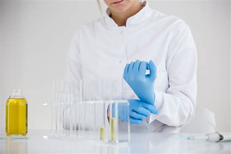 마리화나 공장에서 추출한 Cbd 오일을 사용 하는 실험실에서 여성 과학자 그녀는 실험을 위해 파란 장갑을 끼고 있다 의료