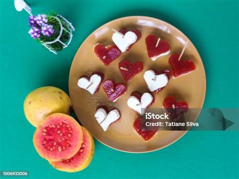 로미오와 줄리엣은 치즈와 구아바 만든 전통적인 브라질 디저트 이다 이 조합은 파이 아이스크림 롤 잼 Mousses 피자 과자 등의 형태로 수 있습니다 구아바에 대한 스톡