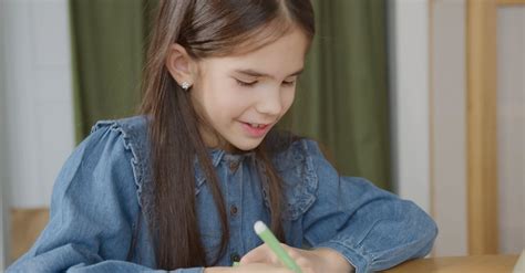 실내 가정 활동 공예 교육 교육 활동 그리는 데님 독창성 미술 수업 미술 재료 상상력 색칠 숙제 실내 놀이 실내 학습 아동 예술가 아티스트