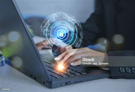 여자는 컴퓨터에서 일하고 세계 사이버에서 홀로그램 그리기를 잠급니다 보안 개념입니다 가상현실에 대한 스톡 사진 및 기타 이미지 가상현실 과학 남자 사업가 Istock
