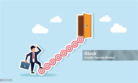 한 사업가가 문으로 이어지는 한 줄의 표적 보드로 형성된 계단을 오르기 위해 준비하고 있으며 이는 사업 목표를 달성하기 위한