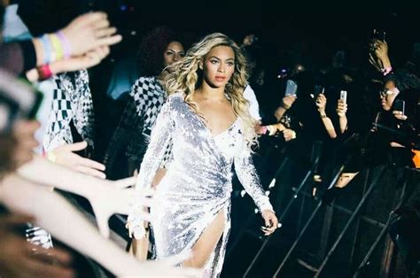 Beyoncé Silver Dress Beyonce Mrs Carter Beyonce Queen