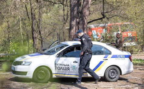 Дістали напівпритомну у Києві патрульні врятували жінку яка впала в озеро Вечірній Київ