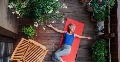 여름에 테라스에서 야외에서 매트 위에서 운동을 하는 노인 여성의 상위 뷰 사진 Unsplash의 슬로바키아 이미지