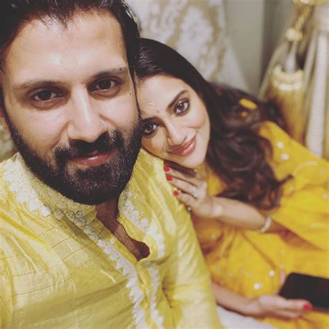 জন্মাষ্টমীতে নুসরত নিখিলের রঙ মিলান্তি শামিল হলেন পুজোয় Nusrat Jahan Celebrates Janmashtami