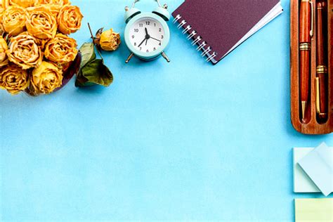 파란색 배경의 문구 레이아웃입니다 알람 시계 흰색 엽서 꽃과 스마트 폰 개념에 대한 스톡 사진 및 기타 이미지 개념 개념과 주제 공부 Istock