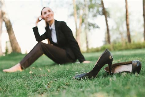 Descanse Depois Do Trabalho No Escritório Linda Jovem Empresária De