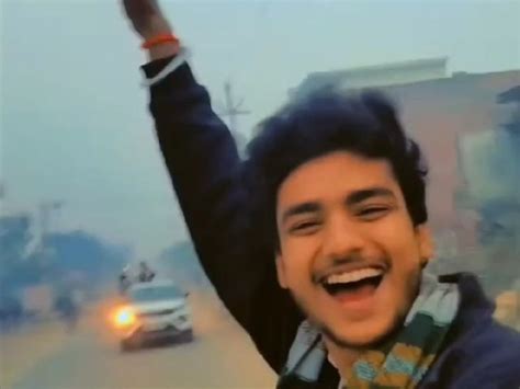 Video Of Dangerous Stunt Goes Viral खतरनाक स्टंटबाजी का वीडियो आया सामने एटा में चलती कार से