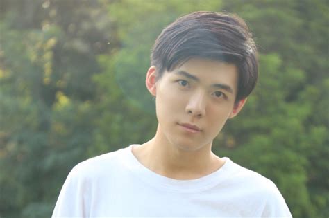 清爽白t少年，盘点那些爱穿白t的男星鹿晗李林博