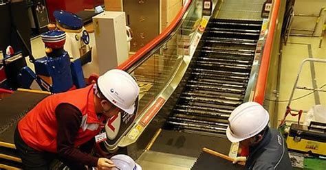 롯데마트 미끄럼 방지용 무빙워크 발판으로 교체