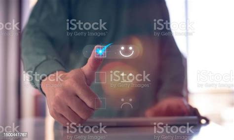 고객 서비스 만족도 조사 개념입니다 비즈니스 사람이나 고객은 가상 터치 스크린에서 얼굴 이모티콘 미소를 눌러 만족을 나타냅니다 고객에 대한 스톡 사진 및 기타 이미지