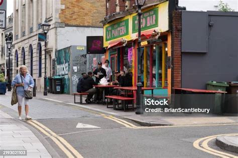 키 스트리트 의 다채로운 타코 바 밖에서 식사를하는 사람들 거리에 대한 스톡 사진 및 기타 이미지 거리 건물 외관 건축 Istock