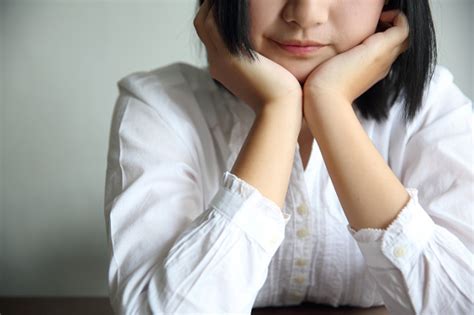 아시아 젊은 여자 생각 하 고 커피숍 카페에서 초상화를 보고 귀여운에 대한 스톡 사진 및 기타 이미지 귀여운 나무 동남
