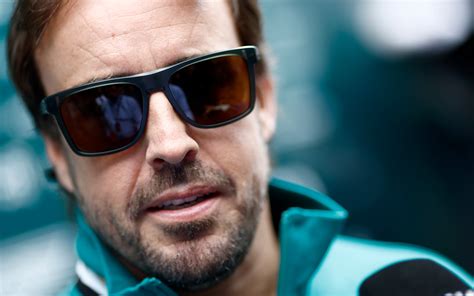 サングラスをかけたフェルナンド・アロンソ（アストンマーチン）、2024年5月16日f1第7戦エミリア・ロマーニャgp Formula1