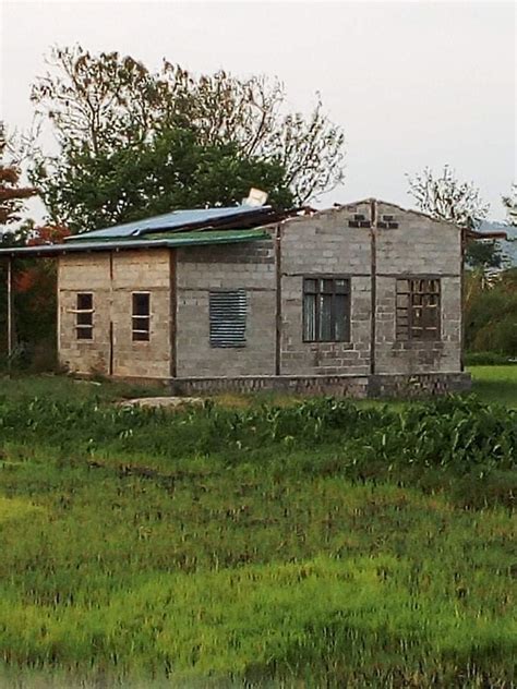 ဟိုပုံးမြို့နယ်တွင် မိုးသည်းထန်စွာရွာသွန်းပြီး လေးပြင်းတိုက်ခတ်မှုကြောင့်လူနေအိမ်များ အမိုးလန်ပ