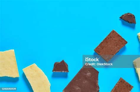 다양한 전체 다공성 초콜릿 바의 흩어져 조각은 부엌에 파란색 테이블에 놓여있다 텍스트의 공백입니다 맨 위 보기 3가지 개체에 대한 스톡 사진 및 기타 이미지 Istock