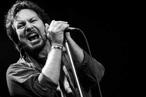 Pin Van Iris Bras Op Eddie Vedder