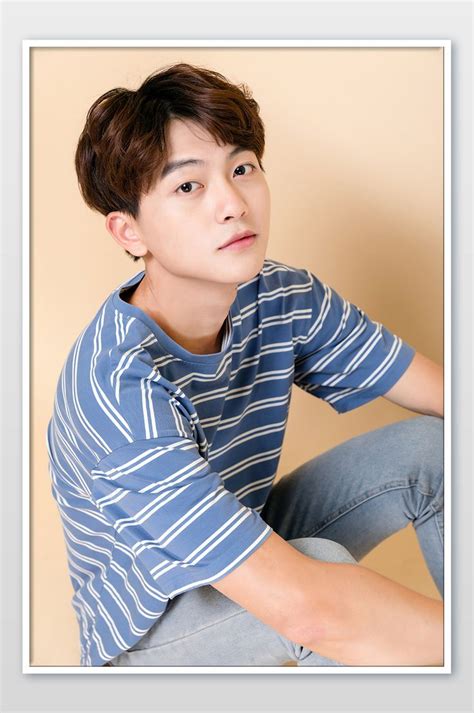 Mga Lalaki Na Gwapo At Masigla Na Lalaki Na May Kalahating Haba Na Larawan Sa Pagkuha Ng Litrato