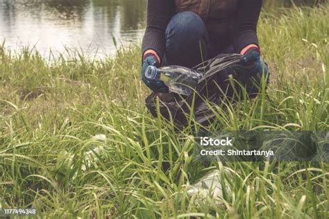쓰레기 봉투를 들고 있는 젊은 자원봉사자들은 숲과 호숫가 사람과 환경을 청소합니다 자원 봉사 개념 아이디어 무료 플라스틱 제로 폐기물 쓰레기와 환경 오염의 문제 가방에 대한