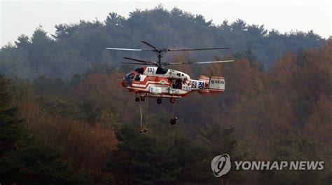 헬기로 투입되는 산불진화대원 연합뉴스