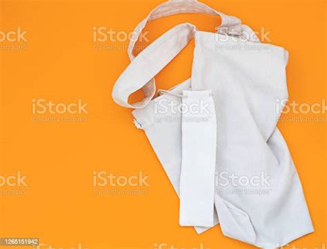 캔버스 또는 린넨 토트 백과 드로스트링이 있는 작은 에코 자루 재사용 가능한 에코 백 친환경 컨셉 맨 위 보기입니다 공간을 복사합니다 끈 가방에 대한 스톡 사진 및 기타