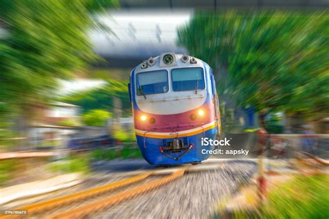 화물 열차 마차 컨테이너 기관차는 철도를 따라 이동하며 모션 블러 효과를 통해 다리 아래로 주행합니다 모션에 대한 스톡 사진 및 기타 이미지 Istock