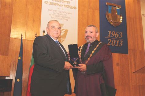 УНСС Проф Стати Статев бе отличен с Почетния ректорски знак на ВТУ