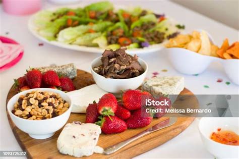 컵 케이크 파티 음식 축 하 엔터테인먼트 소녀 핑크 아름 다운 색종이 사탕 0명에 대한 스톡 사진 및 기타 이미지 0명 공휴일 남아프리카공화국 Istock