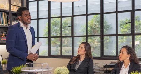 다민족 비즈니스 팀 현대 사무실에서 동료들과 회의를 하면서 대화하고 웃고 있는 다양한 직장인들 배경 프레젠테이션을 하는 선배 사업가 사진 Unsplash의 소수의