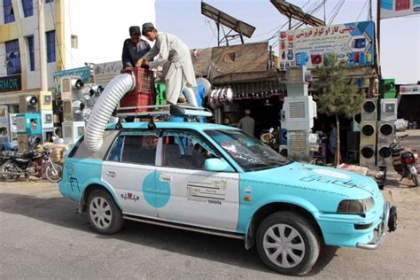 40도 넘는 폭염 속 지붕에 에어컨 단 택시들거대한 냉각기 포착
