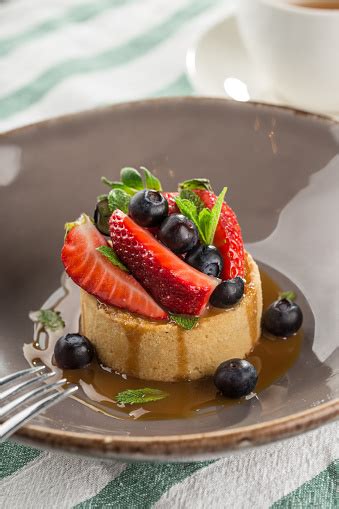 테이블에 회색 접시에 고립 된 딸기와 블루 베리로 장식 된 구운 디저트 타르트 딸기 타르트에 대한 스톡 사진 및 기타 이미지 딸기 타르트 0명 과일 Istock