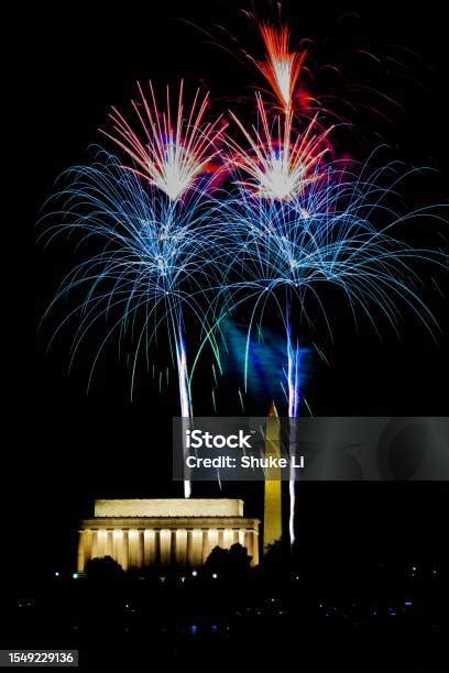 빨간색과 파란색 독립 기념일 불꽃놀이가 링컨 기념관 위로 터져 어두운 하늘에 밝은 흔적을 남깁니다 불꽃놀이 오락 행사에 대한 스톡 사진 및 기타 이미지 Istock