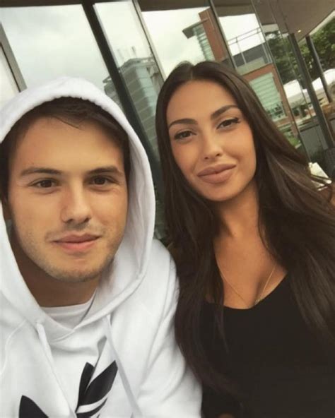 ფეხბურთელ ვაკო ქაზაიშვილს ძალიან სექსუალური ცოლი ჰყოლია