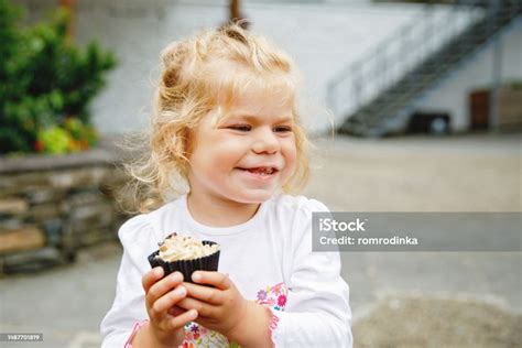 야외 카페에서 달콤한 생일 컵케이크를 먹고 있는 귀여운 어린 소녀 행복한 아이가 머핀을 먹는다 공주에 대한 스톡 사진 및 기타 이미지 Istock