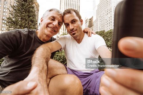 맨하탄에서 게이 커플 키스 하 고는 Selfie를 복용 20 24세에 대한 스톡 사진 및 기타 이미지 20 24세 2명 50 59세 Istock
