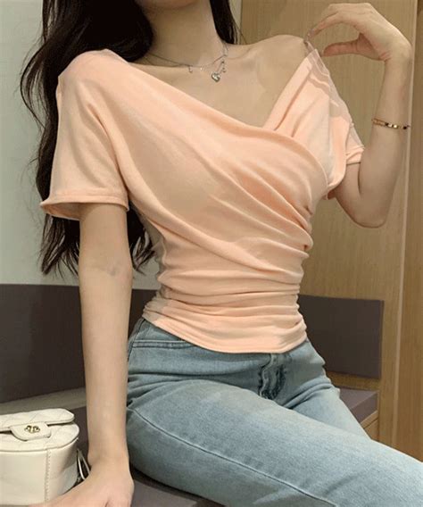 강릉피크닉 브이넥 크로스 셔링 디테일 슬림 티셔츠 Gp70710