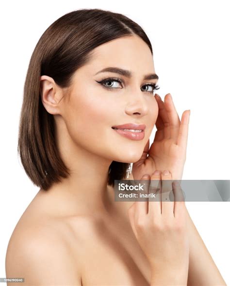 뷰티 우먼 페이스 스킨 케어 자연스러운 메이크업을 한 미소 짓는 모델과 뺨에 손을 대고 화이트 위에 카메라를 바라 봅니다 여성 매니큐어 및 얼굴 치료 화장품 스파 마사지 및