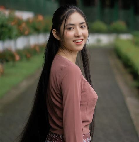 ဒီမင်းသားကရုပ်တည်ကြီးနဲ့ မထင်ထားလောက်အောင် ရှယ်ro တာနော် ကြည့်ဖူးတဲ့သူတိုင်းသိတယ် ဟုတ်😁မင