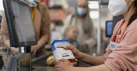 계산원의 계산대 손이 슈퍼마켓에서 식료품을 스캔합니다 사진 Unsplash의 음식 이미지