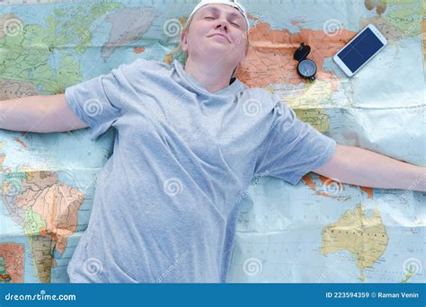 Uma Garota Turista Em Uma Capa Branca Determina Sua Localiza O No Mapa Mundial Imagem De Stock