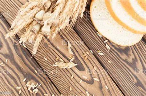 밀 양 귀 비 그리고 흩어져 곡물의 많은 오래 된 소박한 나무 판자에 빵 조각에의 한 번들 가을에 대한 스톡 사진 및 기타 이미지 가을 갈색 건강한 식생활 Istock