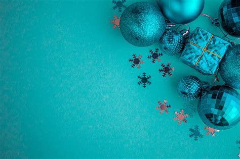 크리스마스 휴일 구성 텍스트를위한 복사 공간이있는 녹색 파란색 배경에 상단 보기 블루 아쿠아 마린 크리스마스 장식 플랫 레이 겨울 엽서 템플릿 12월에 대한 스톡 사진 및