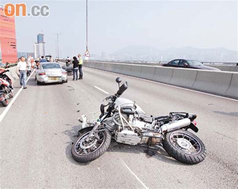 電單車撼爆胎保時捷 鐵騎士飛彈5米傷 東方日報