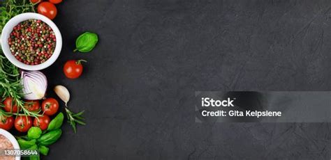 어두운 배경에 요리다채로운 다양한 허브와 향신료 복사 공간 모의 배너 강황에 대한 스톡 사진 및 기타 이미지 강황 건조한 계피 Istock