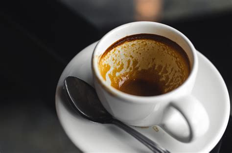 커피 버블 폼 패턴과 빈 흰색 컵에 질감과 어두운 배경에 현대적인 뜨거운 블랙 커피 에스프레소를 닫고 커피 숍에서 안경 테이블에 너무 맛있는 느낌 0명에 대한 스톡 사진 및