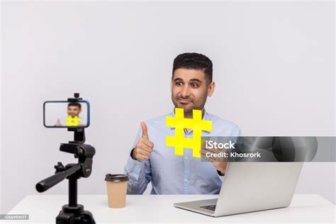 온라인 웨비나 먼 훈련 스트리밍 하는 동안 엄지 손가락을 표시 하 고 해시 태그 기호를 들고 블로거 거리가 먼에 대한 스톡 사진 및 기타 이미지 Istock