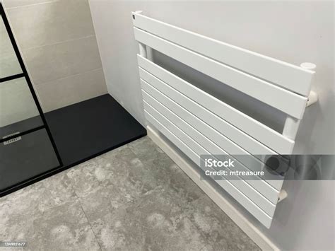 별도의 샤워 칸막이 슬라이딩 패널 유리 도어 현대 흰색 라디에이터 가열 수건 레일 천연 돌 타일 바닥동양 스타일의 욕실 의