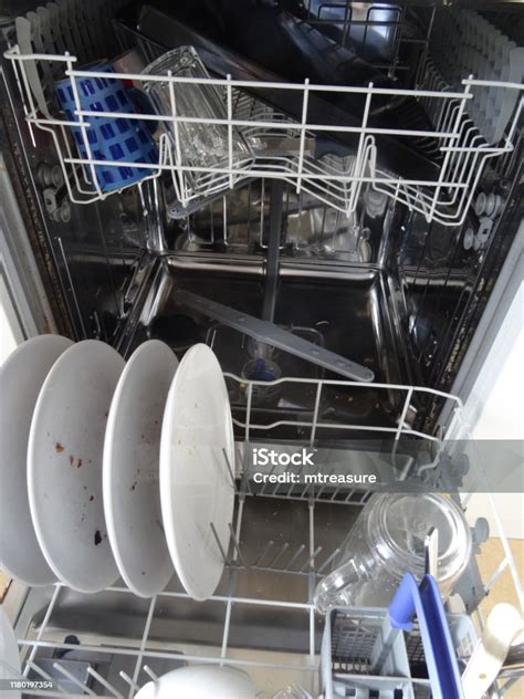 더러운 그릇 칼 붙이 및 프라이팬으로 쌓인 식기 세척기의 내부 이미지 세탁을위한 전체 부하를 없애는 반 전체 기계 0명에 대한 스톡 사진 및 기타 이미지 Istock