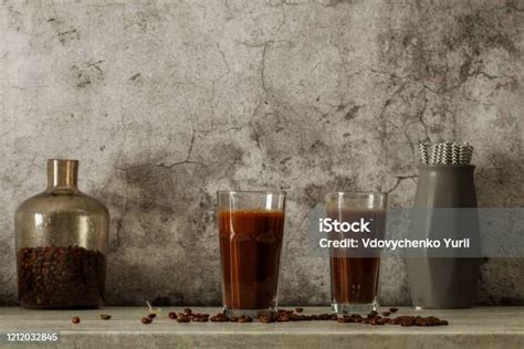 어두운 배경에 우유와 아이스 커피 회색 배경클로즈업에 아이스크림과 크림커피 0명에 대한 스톡 사진 및 기타 이미지 0명 각얼음 갈색 Istock