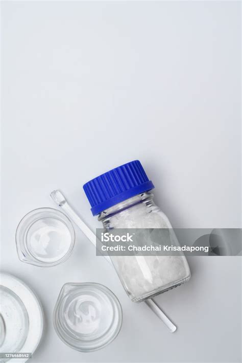 유리 용기에 마이크로 결정 왁스 화장품 및 세면도구 제품의 화학 성분 교반 로드 비커 용매 병 에를렌마이어 플라스크 0명에 대한 스톡 사진 및 기타 이미지 Istock
